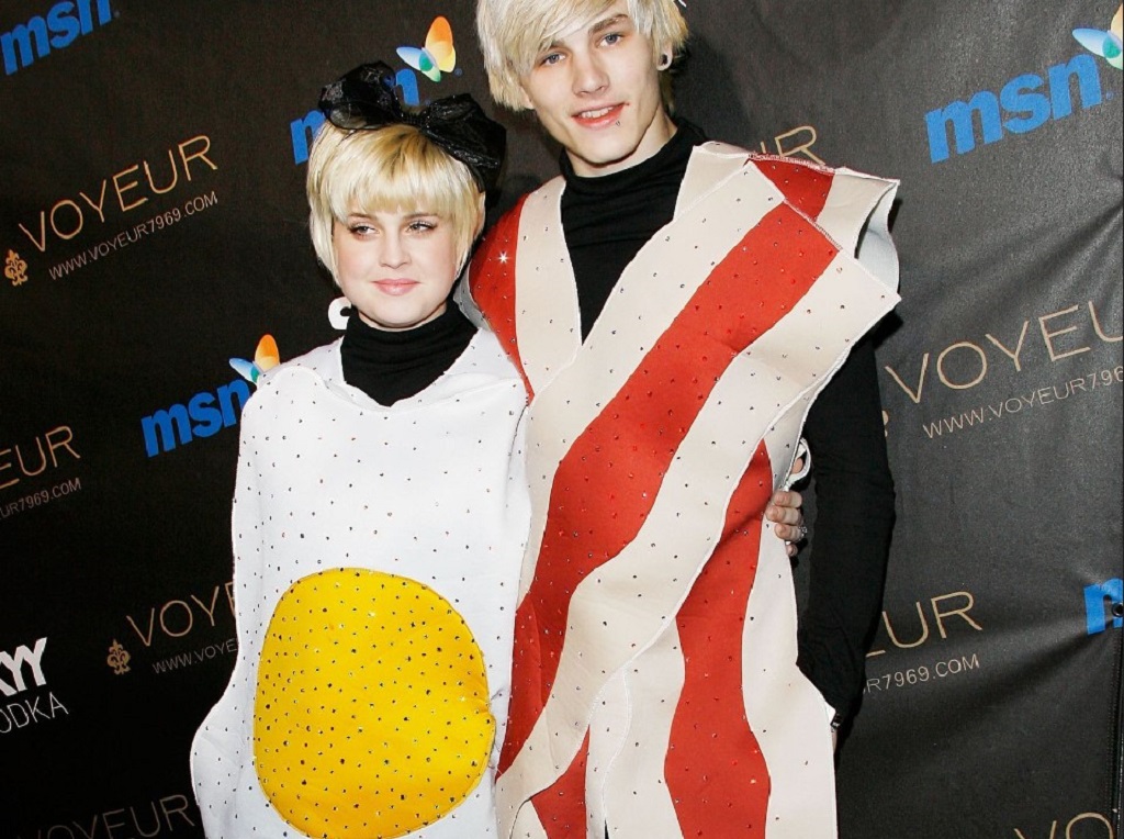 The Weirdest Celebrity Red Carpet Outfits We’ll Never Forget – Page 3 ...