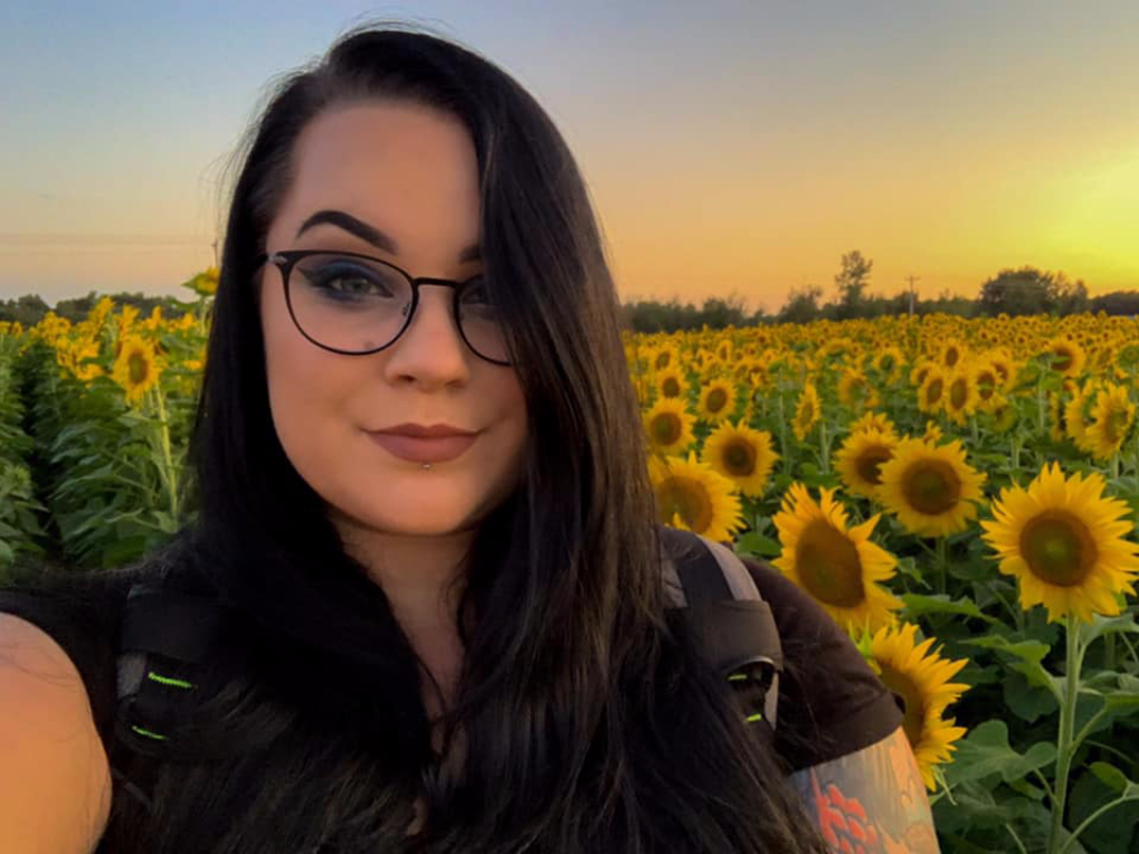 Mom Makes a Sign For 5-Year-Old Daughter to Wear to Stop Onlookers ...