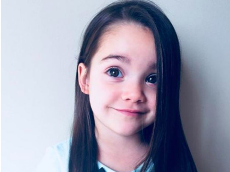 Mom Makes a Sign For 5-Year-Old Daughter to Wear to Stop Onlookers ...