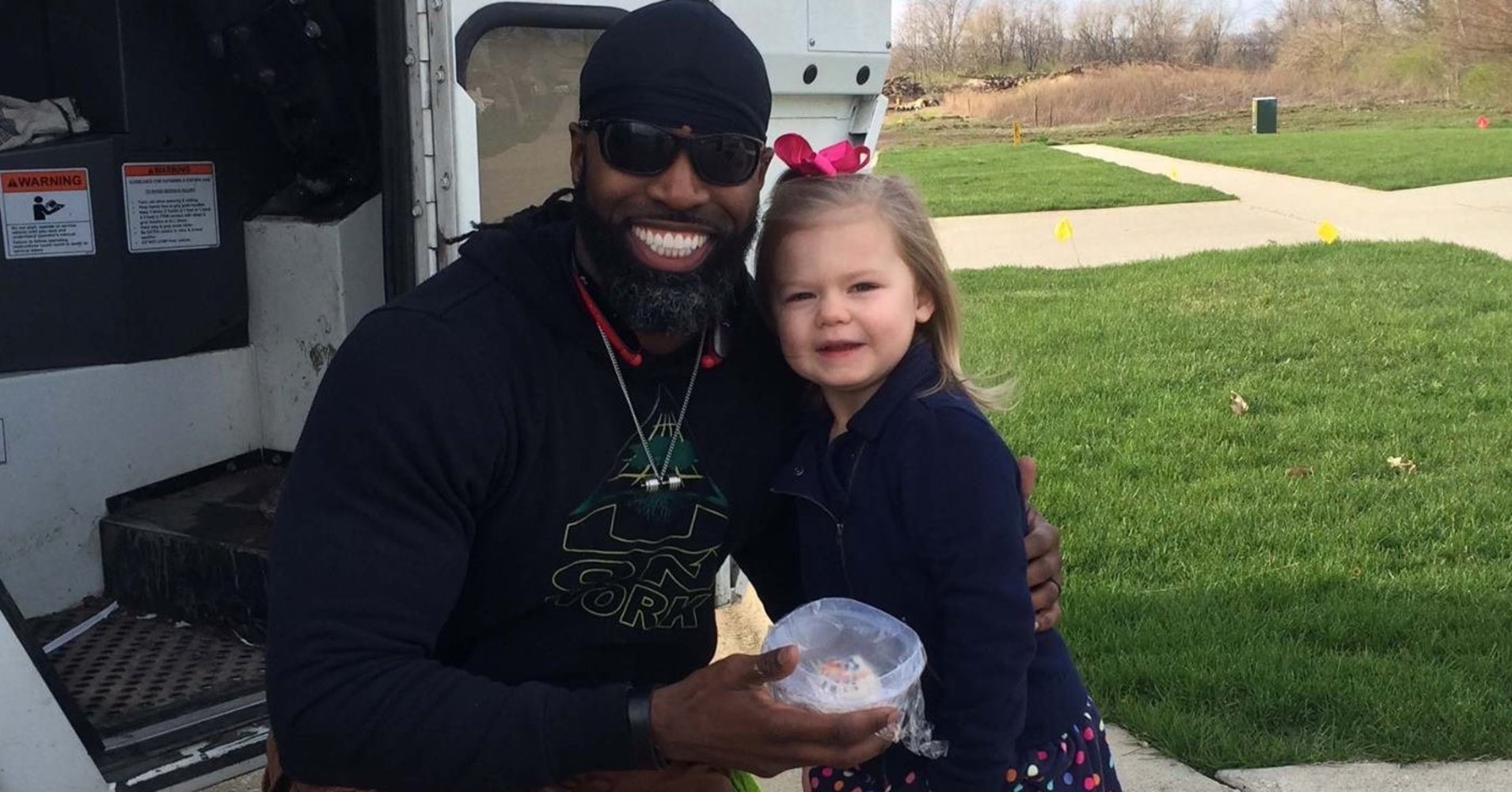 Girl Gives Garbage Man Cupcake, She Wasn’t Prepared For What He Did 6 ...