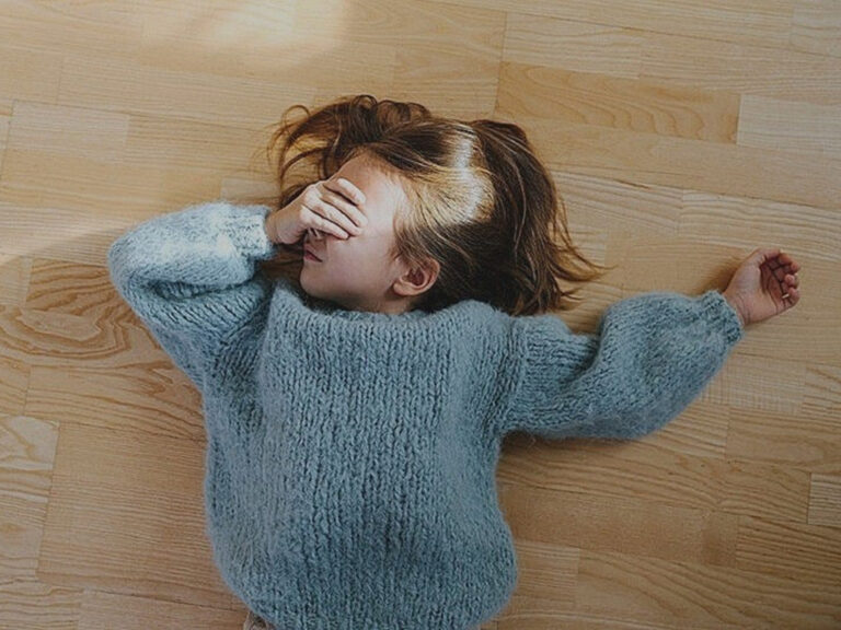 Girl Calls 911 When Her Mom Won’t Wake Up, Cops Are Stunned When They ...